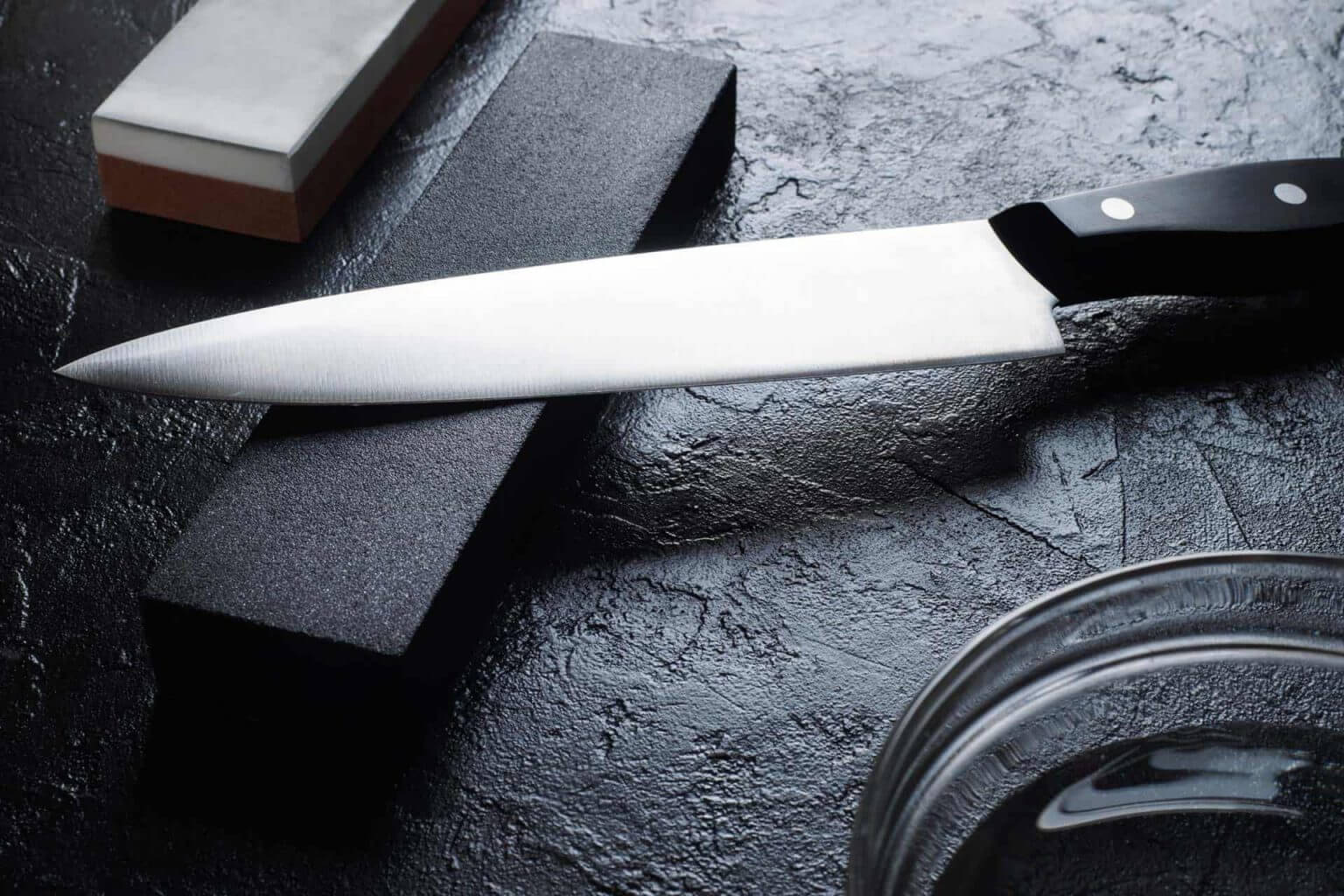 Sharpening Knives and Scissors: How to Do It and Which Products to Use